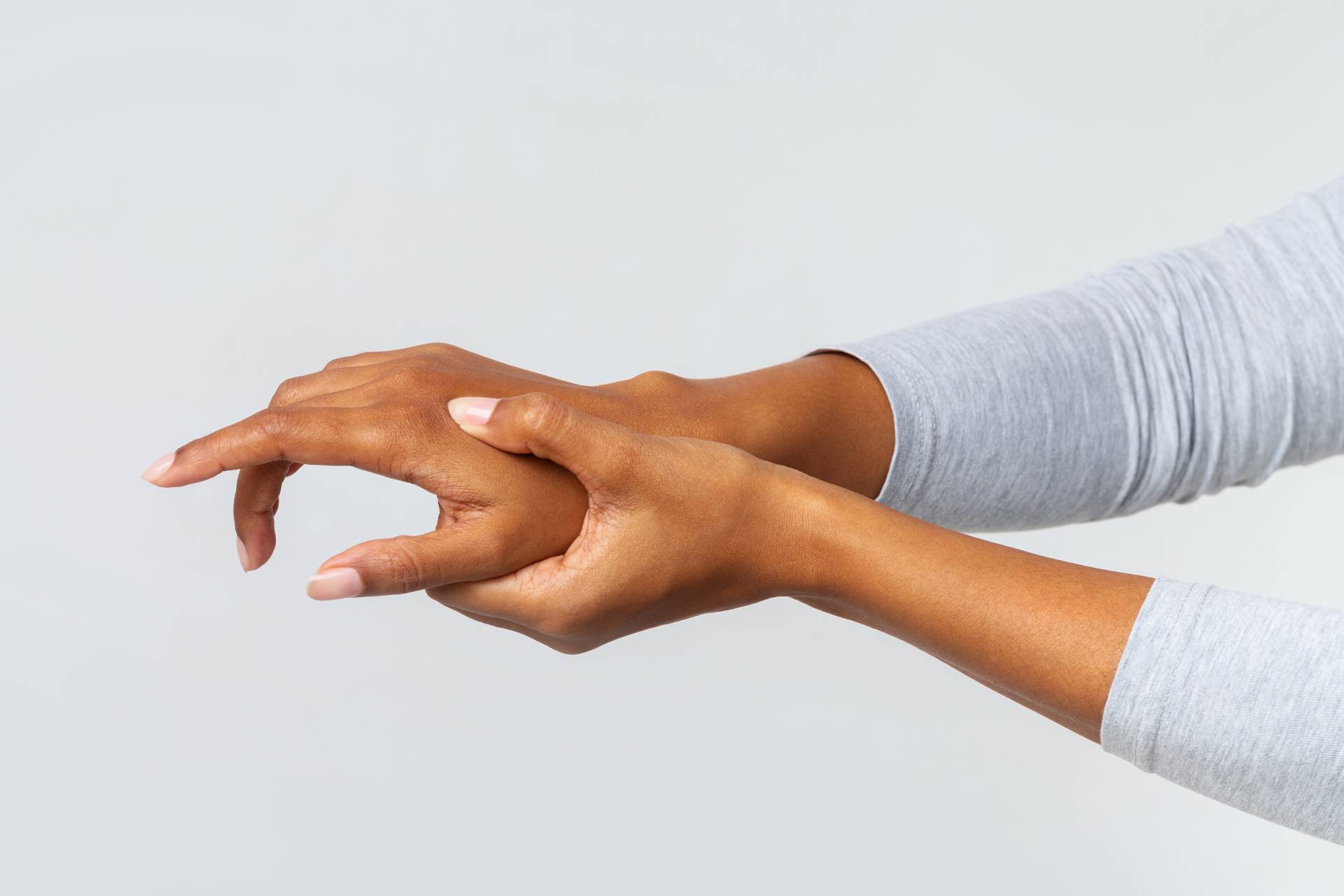 Dolore dorso mano: quali sono le cause - Sportiva Mens